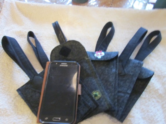 Mobiletui i filt. Med håndleddlenke. - Epla