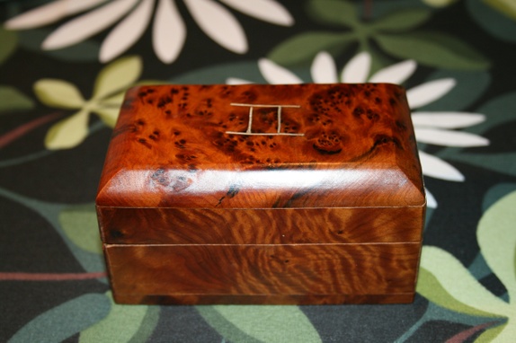 Nydelig skrin i mørkt tre - Epla