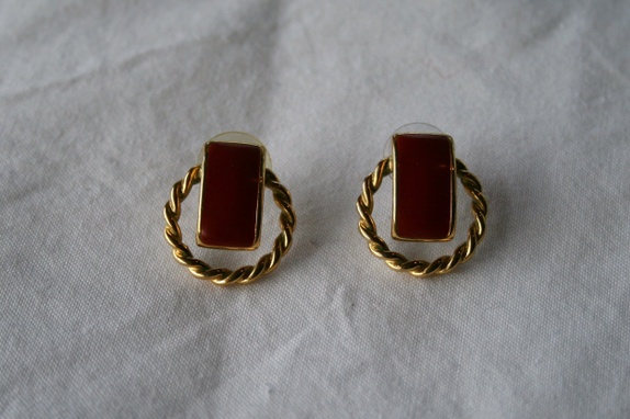 Festglade studs i rødt og gull - Epla