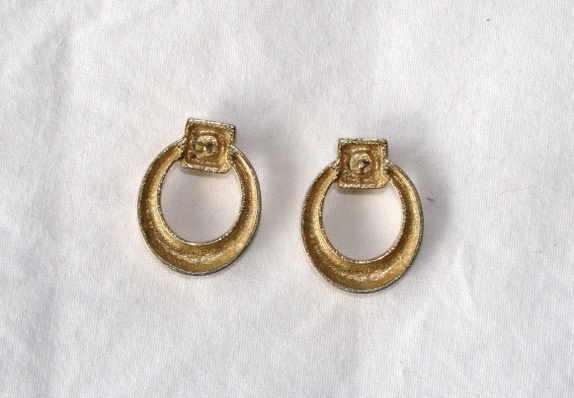 Studs i gull med burgunder pynt - Epla