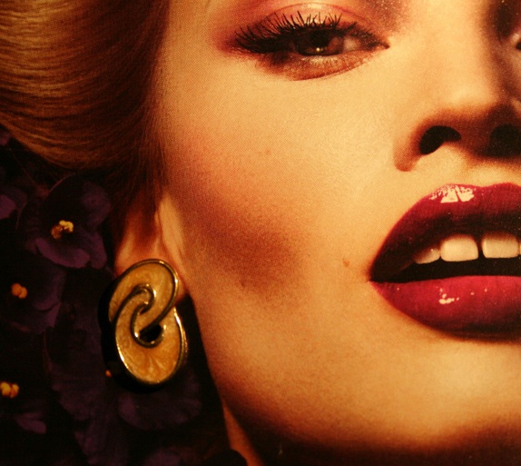 Ørepynt i beige og gull - Epla