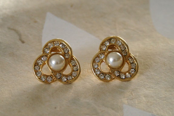 Januarsalg! Nydelige, gullfargete øredobber med perle og strass - Epla