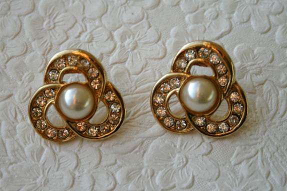 Januarsalg! Nydelige, gullfargete øredobber med perle og strass - Epla