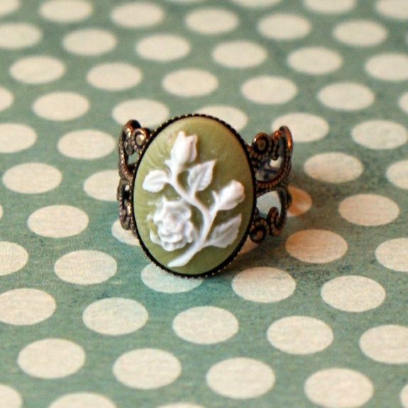 ***SALG*** 20% avslag. White rose cameo ring - Epla