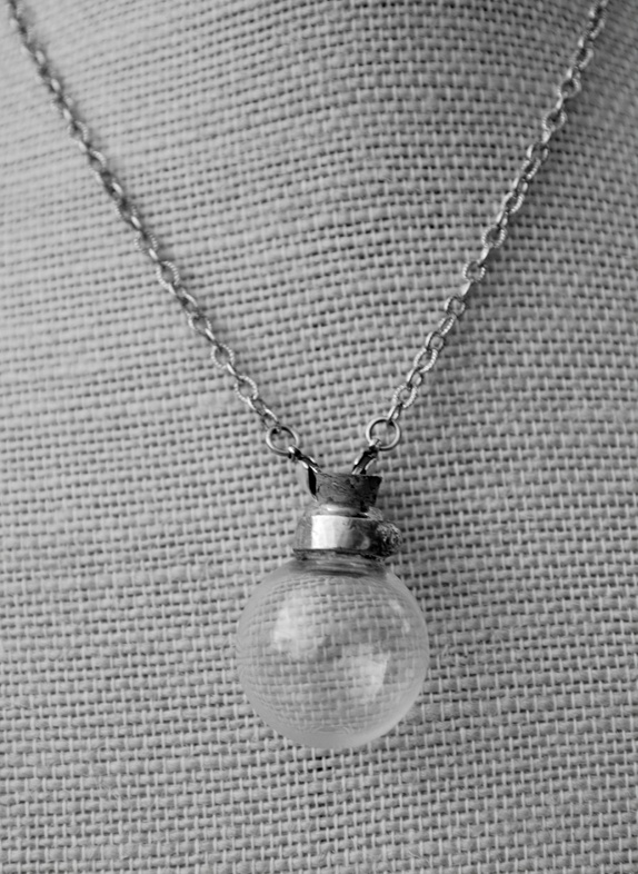 Fri frakt på alle varer :) legg det på flaske... liten glassflaske med sølvfatning - Epla