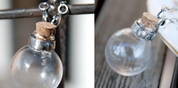 Fri frakt på alle varer :) legg det på flaske... liten glassflaske med sølvfatning - Epla