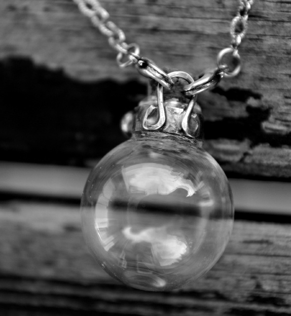 Fri frakt på alle varer :) legg det på flaske... liten glassflaske med sølvfatning - Epla