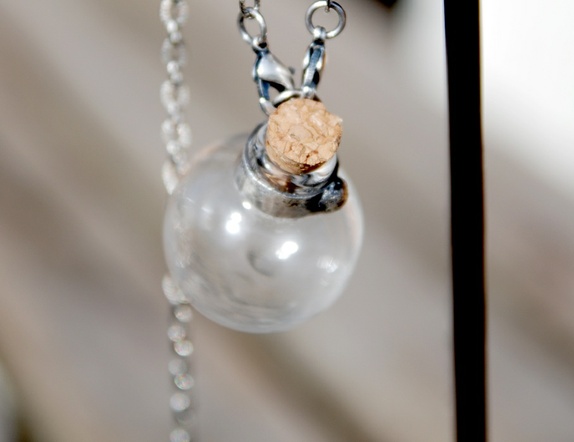 Fri frakt på alle varer :) legg det på flaske... liten glassflaske med sølvfatning - Epla