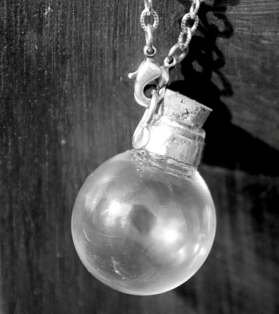 Fri frakt på alle varer :) legg det på flaske... liten glassflaske med sølvfatning - Epla