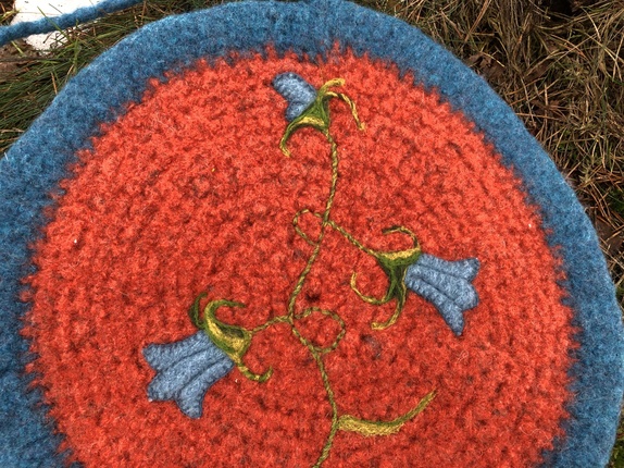 Nydelig tovet sitteunderlag med blåklokker - Epla