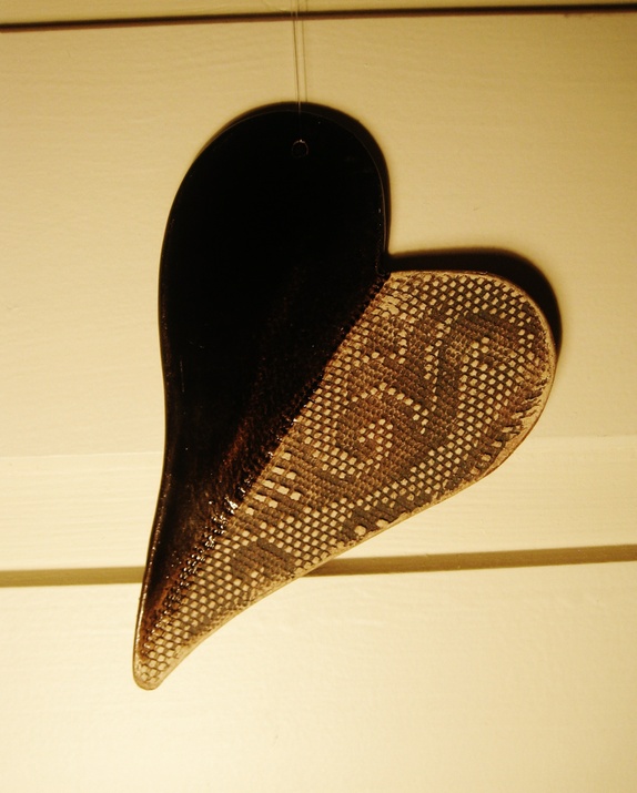 Keramikk hjerte m/oppheng. Svart. - Epla