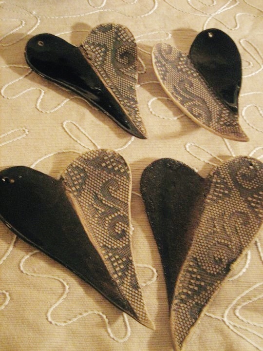 Keramikk hjerte m/oppheng. Svart. - Epla