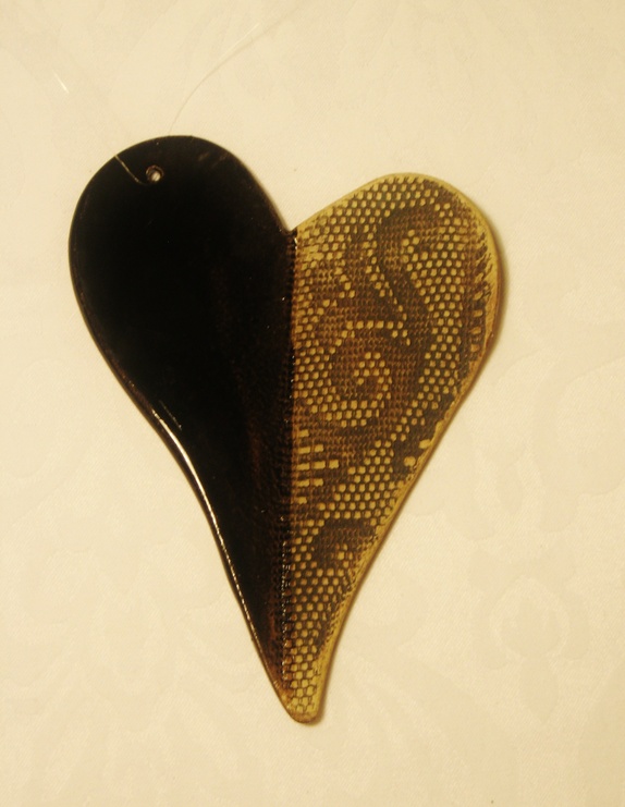 Keramikk hjerte m/oppheng. Svart. - Epla