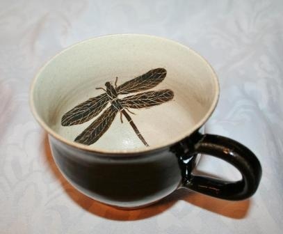 Håndlaget kopp av keramikk med øyenstikker og svart glasur - Epla