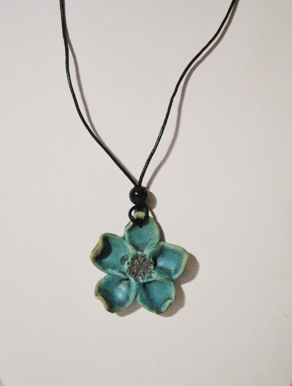 Håndlaget smykke av keramikk. Turkis. - Epla