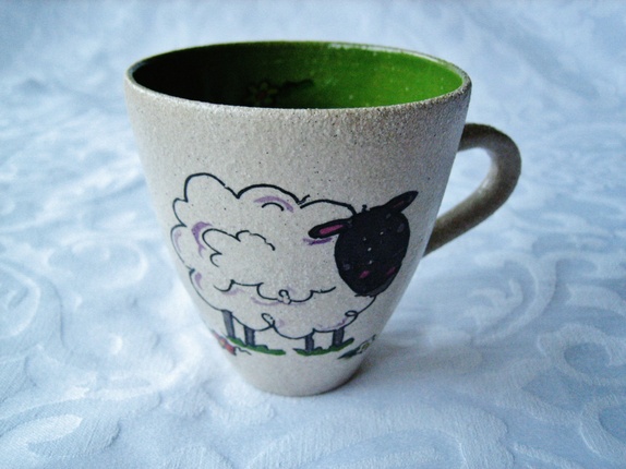 Kopp med sau:) Hånddreid kopp med sau motiv - Epla