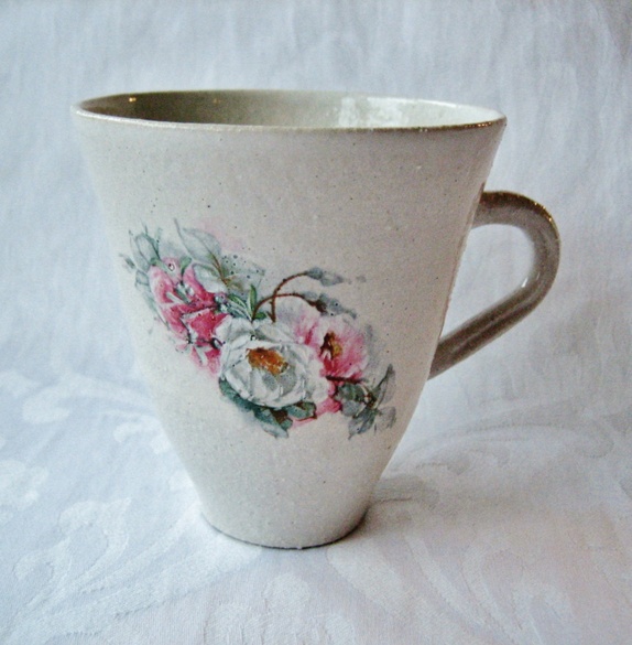 SALG!! Nedsatt 30 %. Hånddreid keramikk kopp - hvit med roser / blomstermotiv - Epla