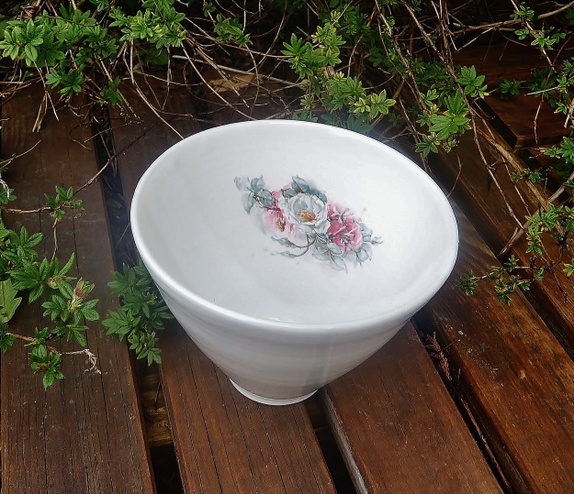 SALG! Keramikk skål med blomster / roser - Epla