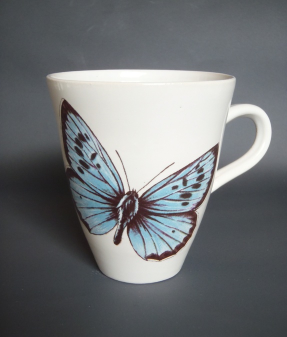 Hånddreid keramikk kopp, hvit med blå sommerfugl - Epla