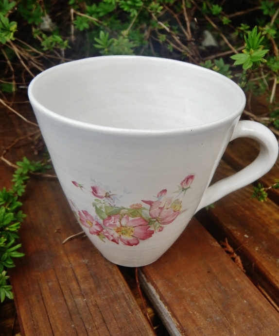 Januarsalg - nedsatt 30 %, Hånddreid keramikk kopp, hvit med rosa blomster - Epla