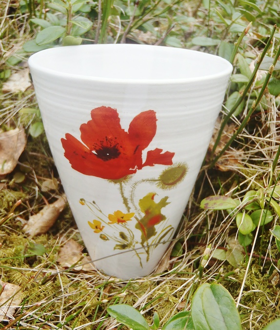 Hånddreid keramikk kopp, hvit med blomster/rød valmue - Epla