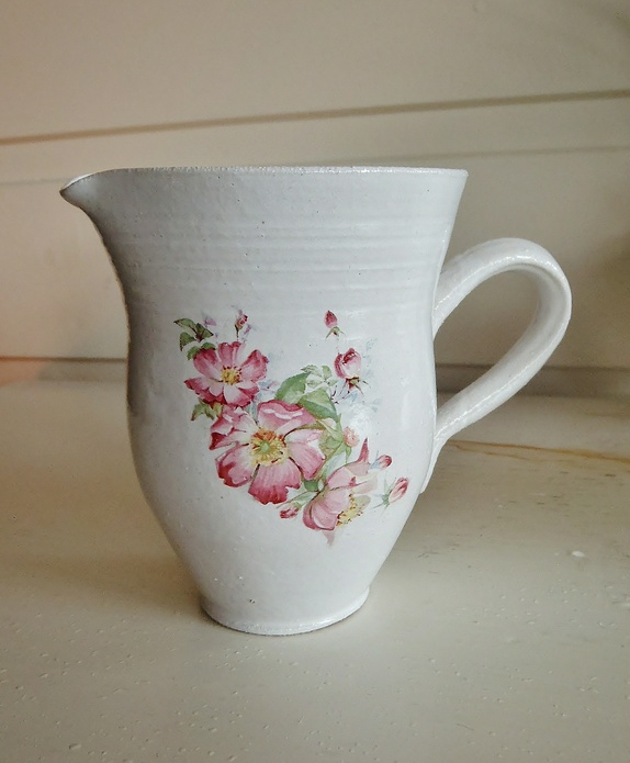 Hånddreid mugge av keramikk, hvit med blomster. - Epla