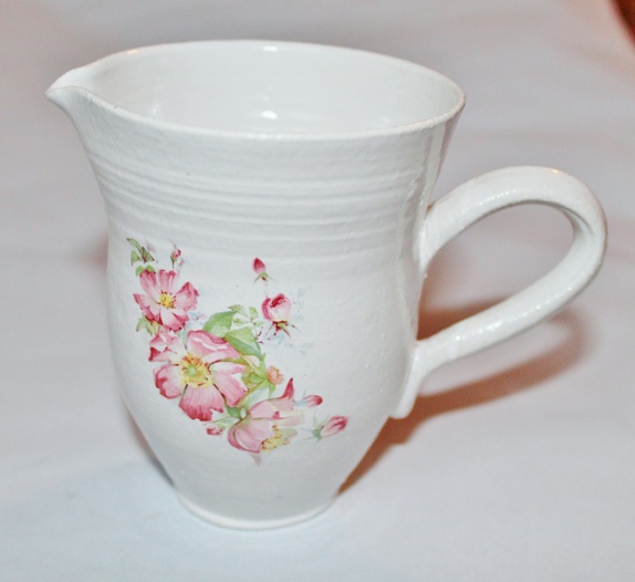 Hånddreid mugge av keramikk, hvit med blomster. - Epla