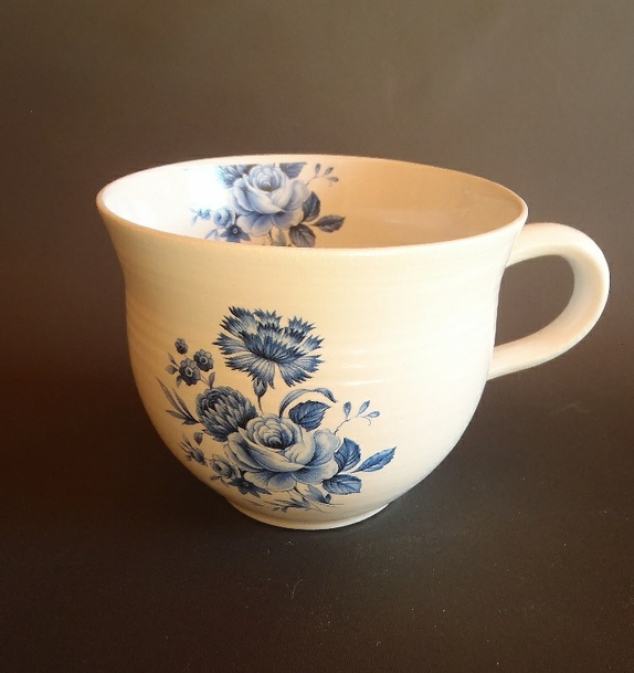 Hånddreid keramikk kopp, hvit med blå blomster. "Gunvor" serien. - Epla