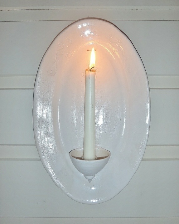 Veggfat av keramikk med lysholder - Epla