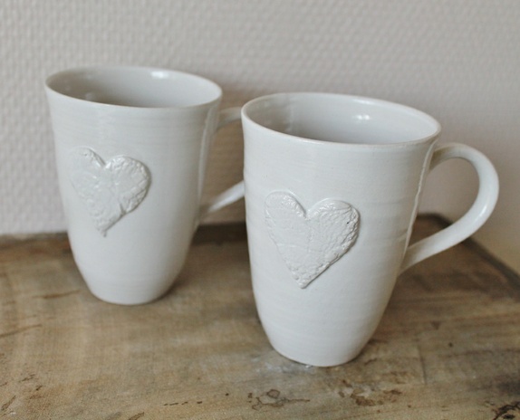 Hånddreid keramikk kopp, hvit med hjerte - Epla