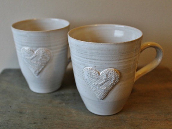 Hånddreid keramikk kopp, hvit med hjerte - Epla