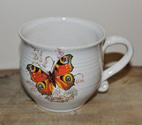 Hånddreid kopp av keramikk, hvit med sommerfugl. - Epla