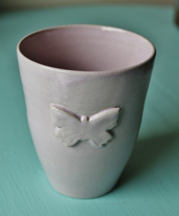 Kopp med sommerfugl, håndlaget keramikk - Epla