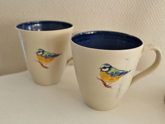 Hånddreid keramikk kopp med fugler, blå/natur. B vare salg - Epla