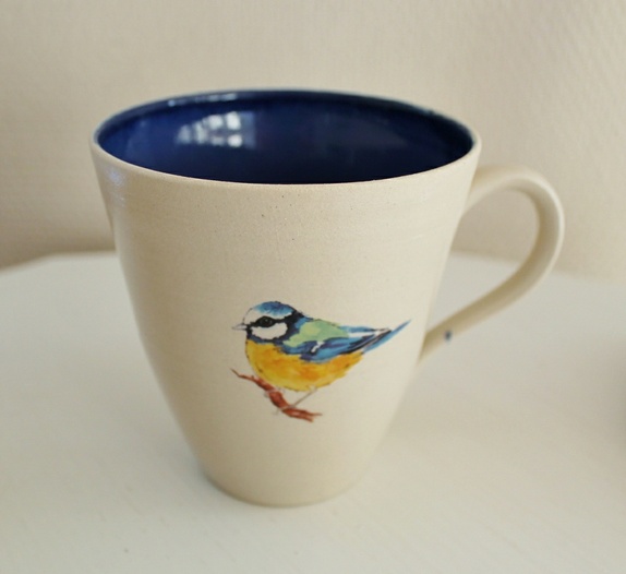 Hånddreid keramikk kopp med fugler, blå/natur. B vare salg - Epla