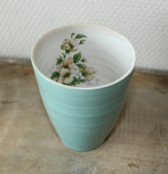 Turkis og hvit kopp med blomst. - Epla