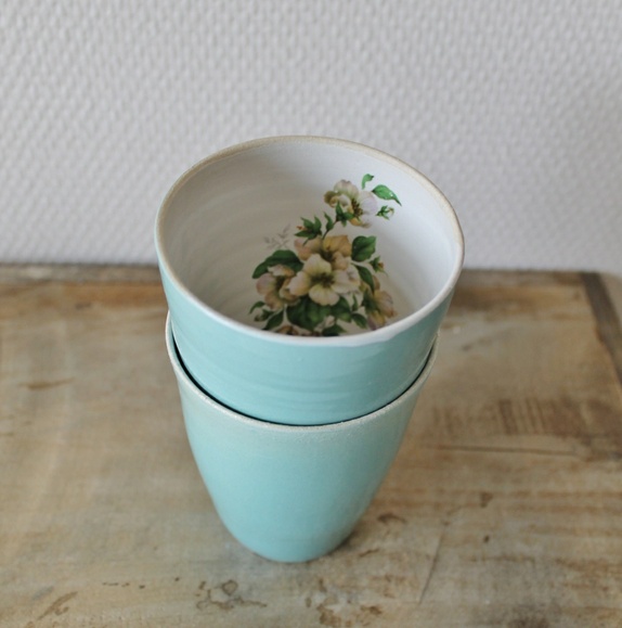 Turkis og hvit kopp med blomst. - Epla