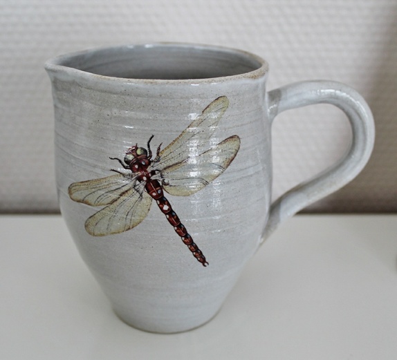 Hånddreid mugge av keramikk, brun leire, hvit med øyenstikker - Epla