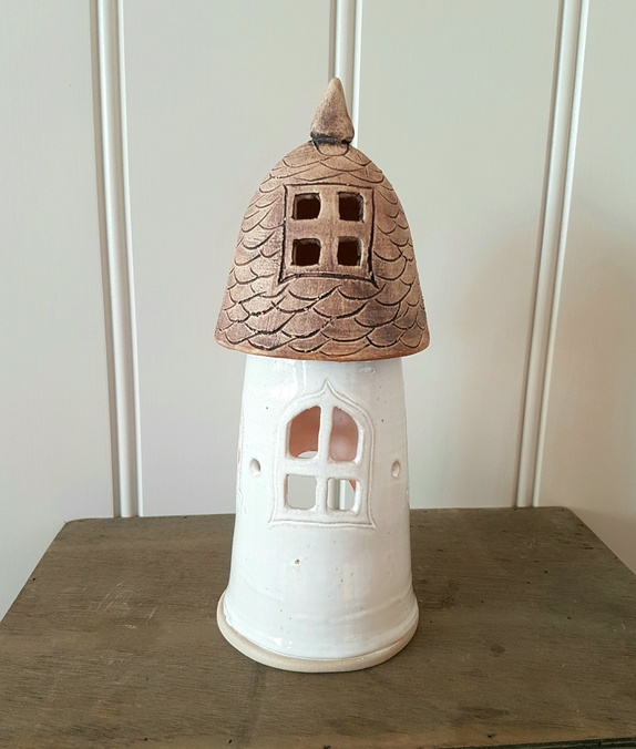 Lykt/hus av keramikk. Hvit med brunt tak - Epla