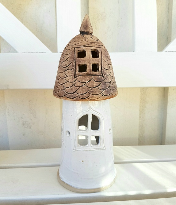 Lykt/hus av keramikk. Hvit med brunt tak - Epla