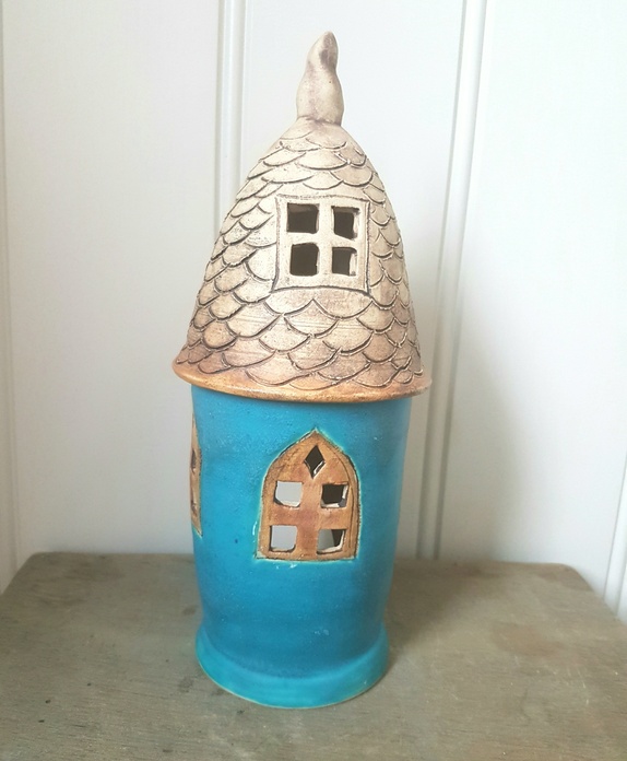 Lykt/hus av keramikk. Turkis og brunt. - Epla