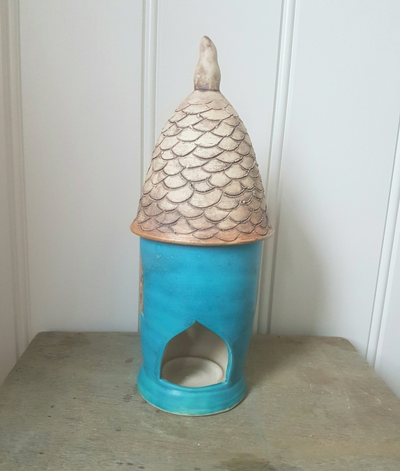 Lykt/hus av keramikk. Turkis og brunt. - Epla