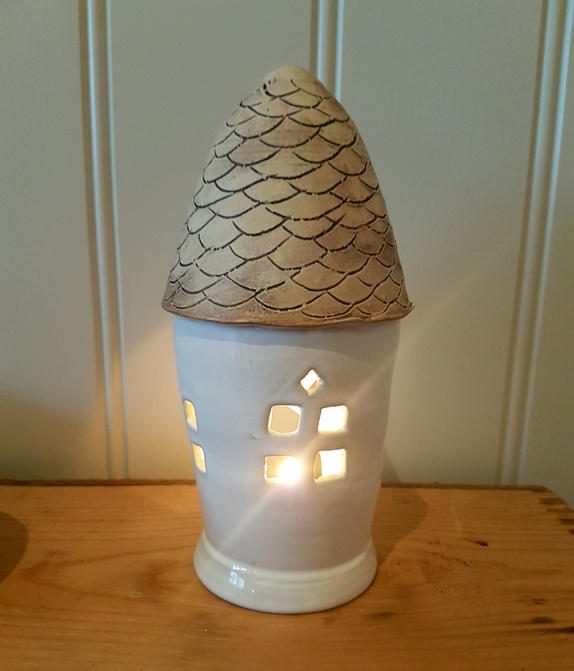 Lykt/lyshus av keramikk. Hvit med brunt tak - Epla