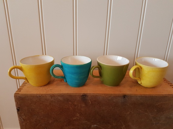 Hånddreid keramikk kopp - gul og hvit - Epla