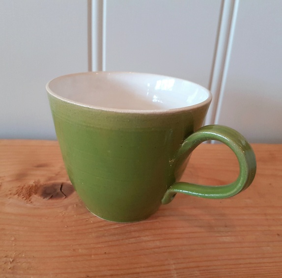 Hånddreid keramikk kopp - gul og hvit - Epla