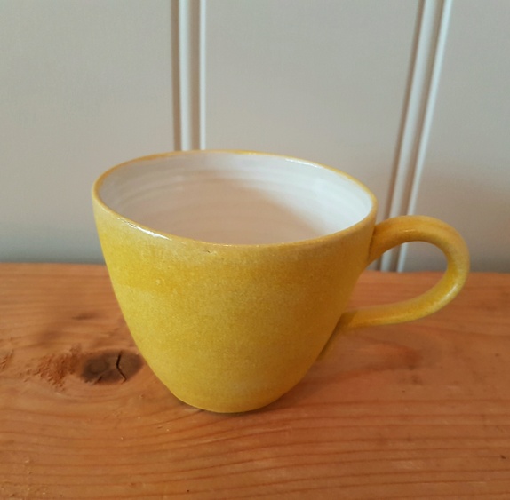 Hånddreid keramikk kopp - gul og hvit - Epla