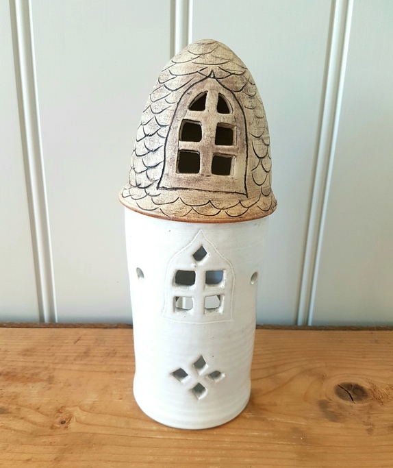 Lykt/hus av keramikk. Hvit med brunt tak. - Epla