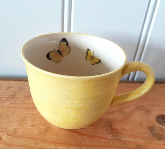 Hånddreid keramikk kopp - gul med sommerfugl - Epla