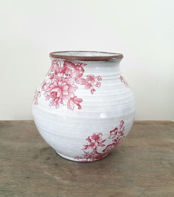 Hånddreid vase med blomster - Epla