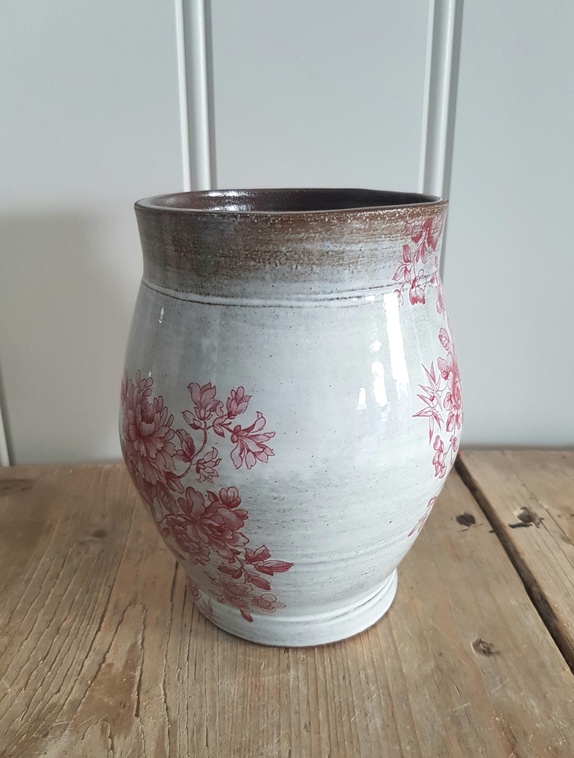 Hånddreid vase med blomster - Epla